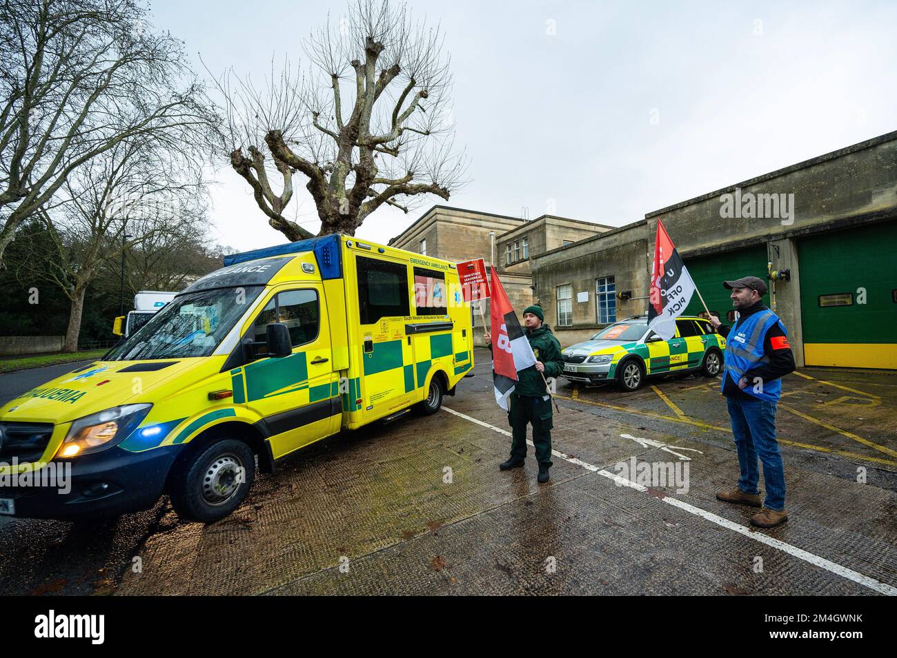 21.12.22. AMBULANCE STRIKE SOMERSET. Ambulance workers on the picket ...