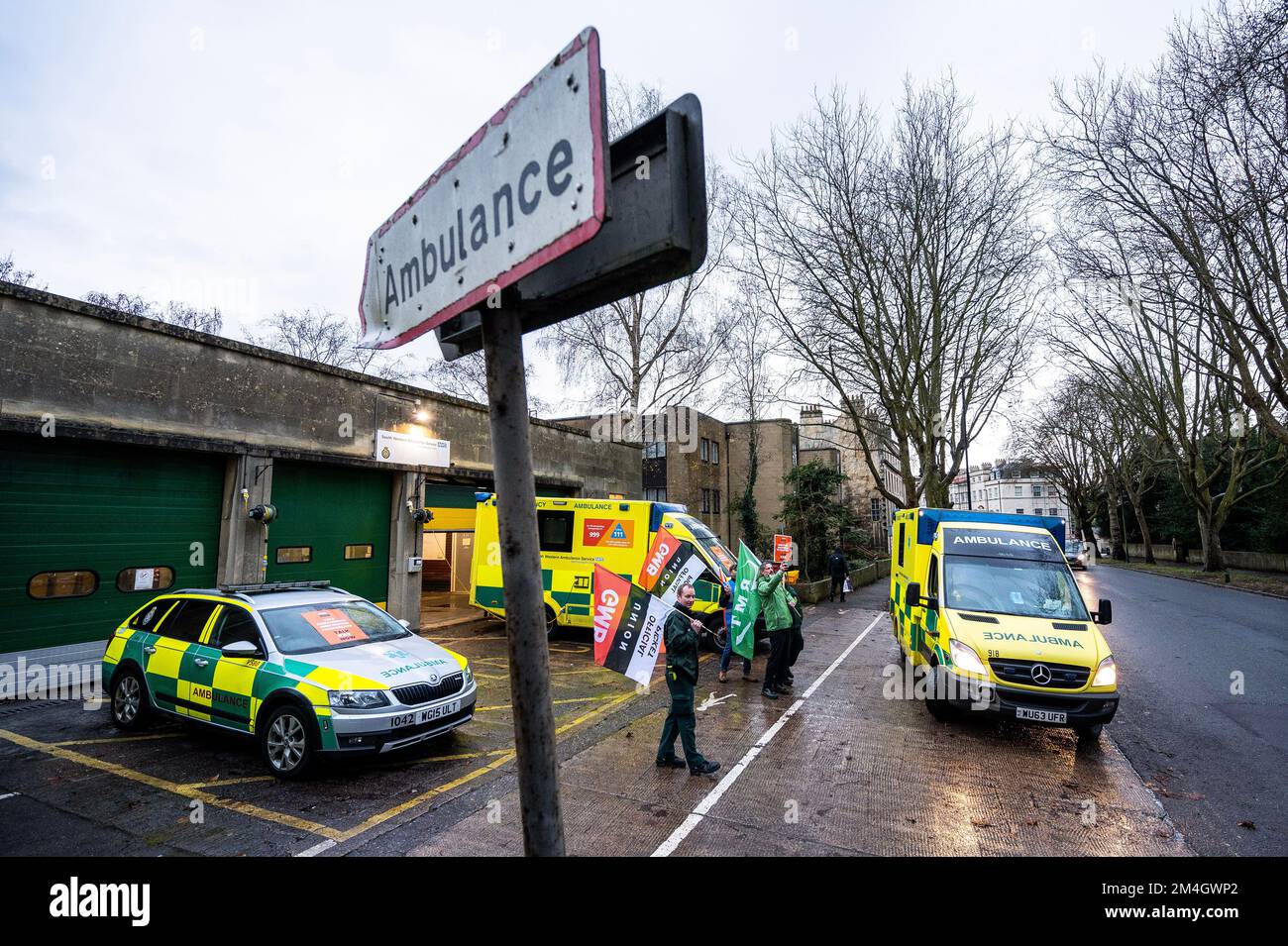 21.12.22. AMBULANCE STRIKE SOMERSET. Ambulance workers on the picket ...