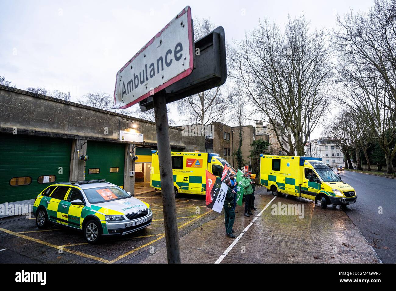 21.12.22. AMBULANCE STRIKE SOMERSET. Ambulance workers on the picket ...