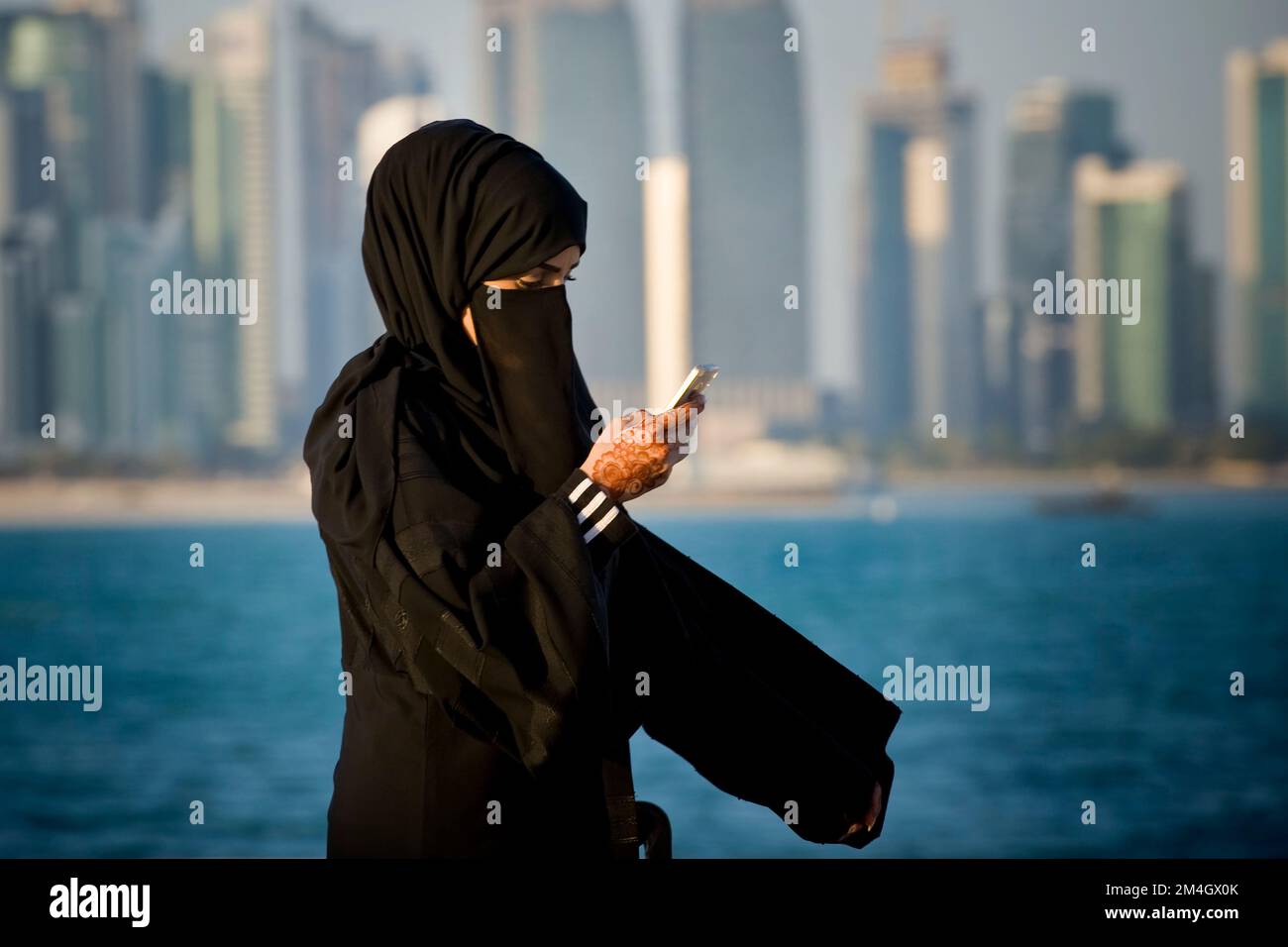 Qatar, Doha, islamic woman with mobile Stock Photo - Alamy