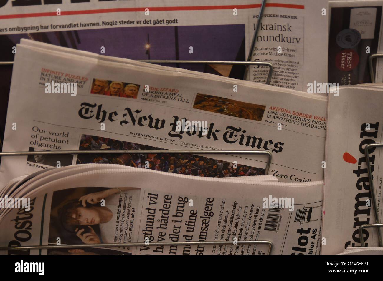 Newspape stand hi-res stock photography and images - Alamy