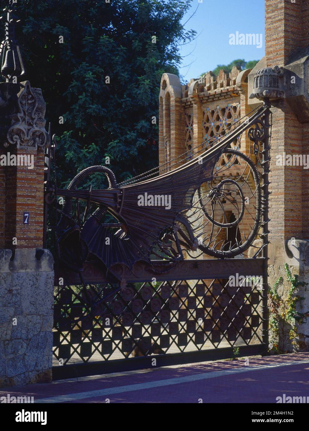 REJA LA PUERTA DE ENTRADA A LOS JARDINES DE LA FINCA GÜELL - SIGLO XIX ...