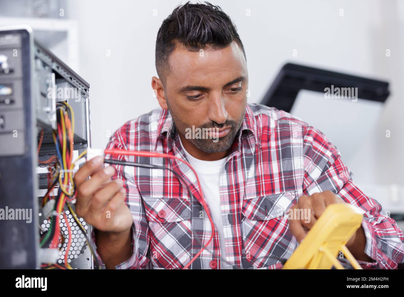 a technician repairing a computer Stock Photo - Alamy