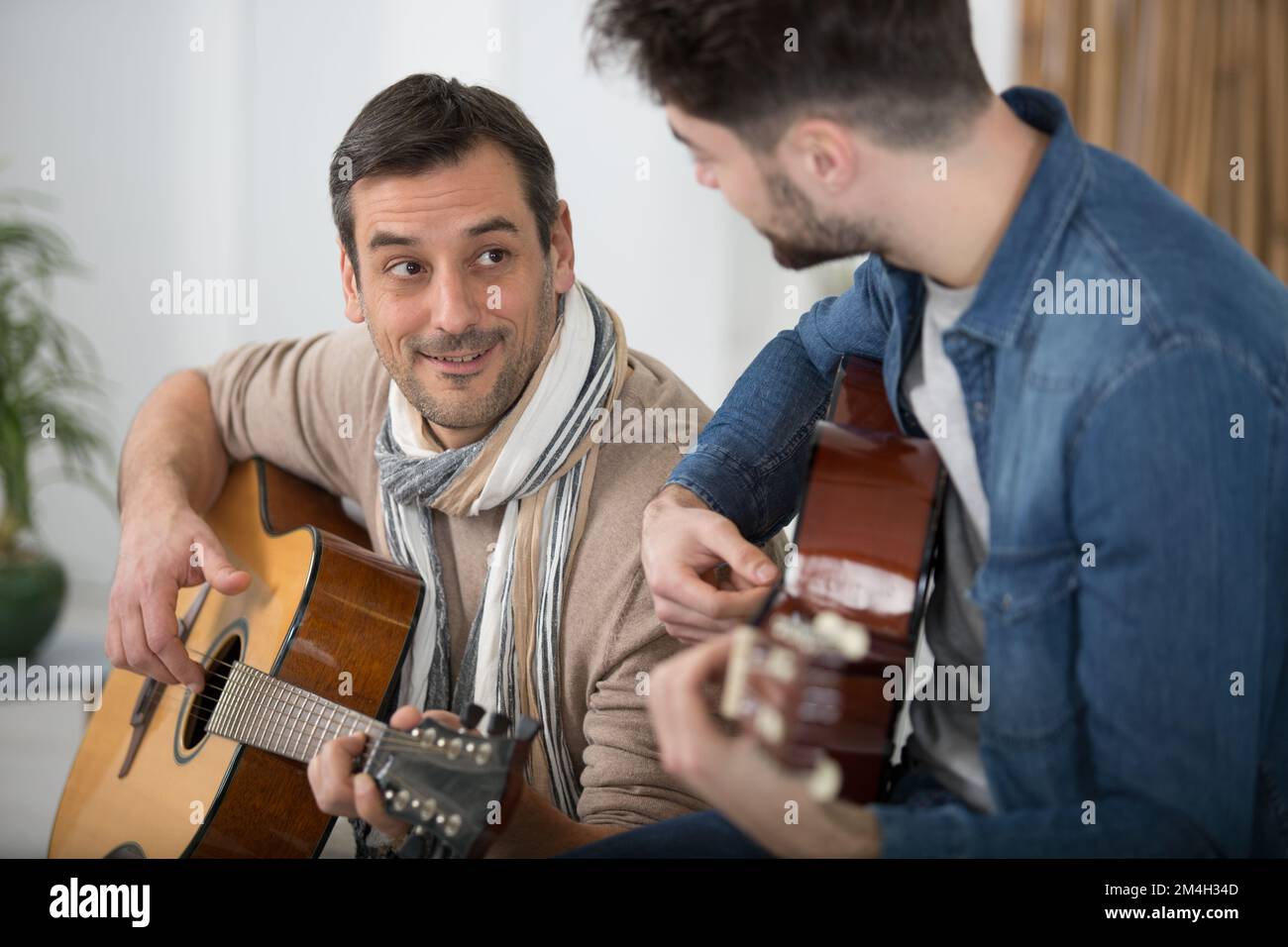 malde friends playing guitar Stock Photo - Alamy