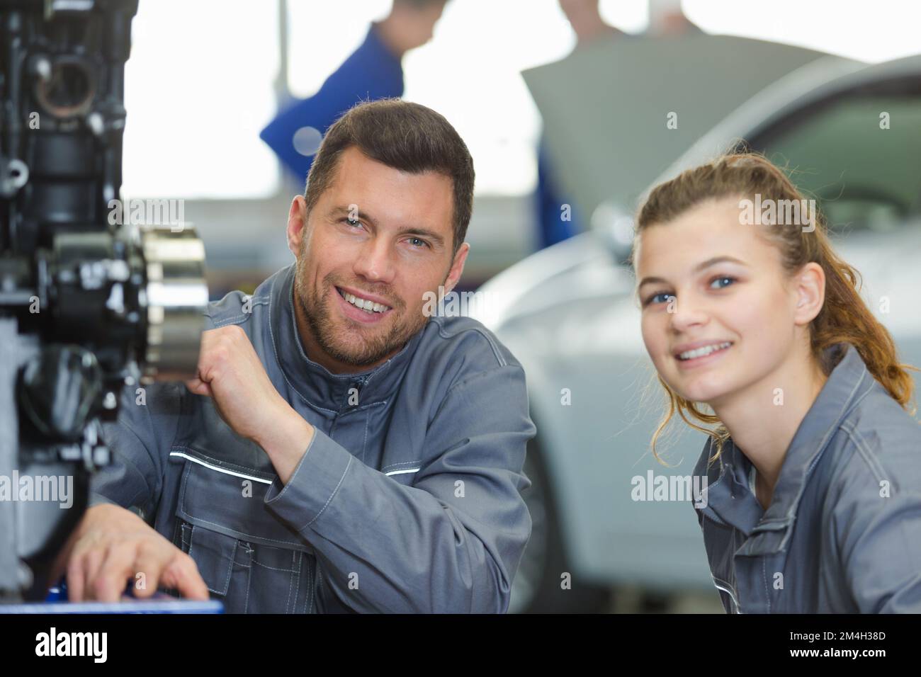 portrait of mechanic with female apprentice Stock Photo - Alamy