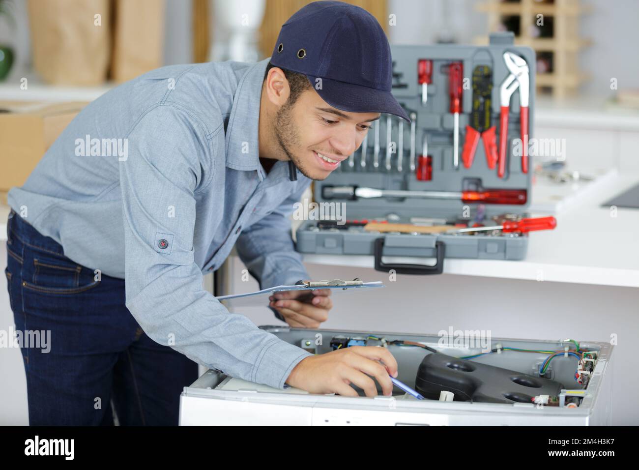Installer washing machine hi-res stock photography and images - Alamy