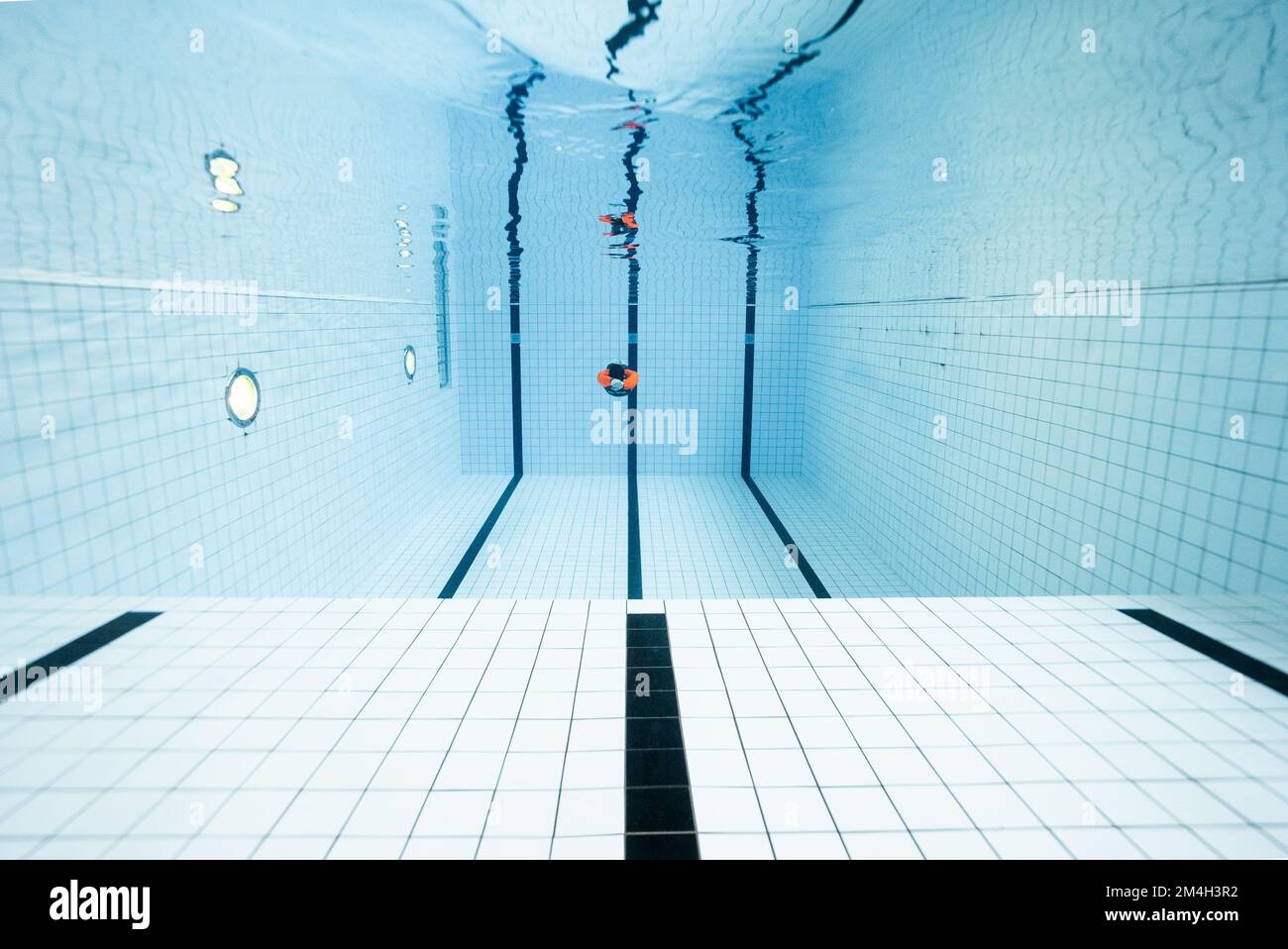 A human diving in a clear and well-designed pool Stock Photo - Alamy