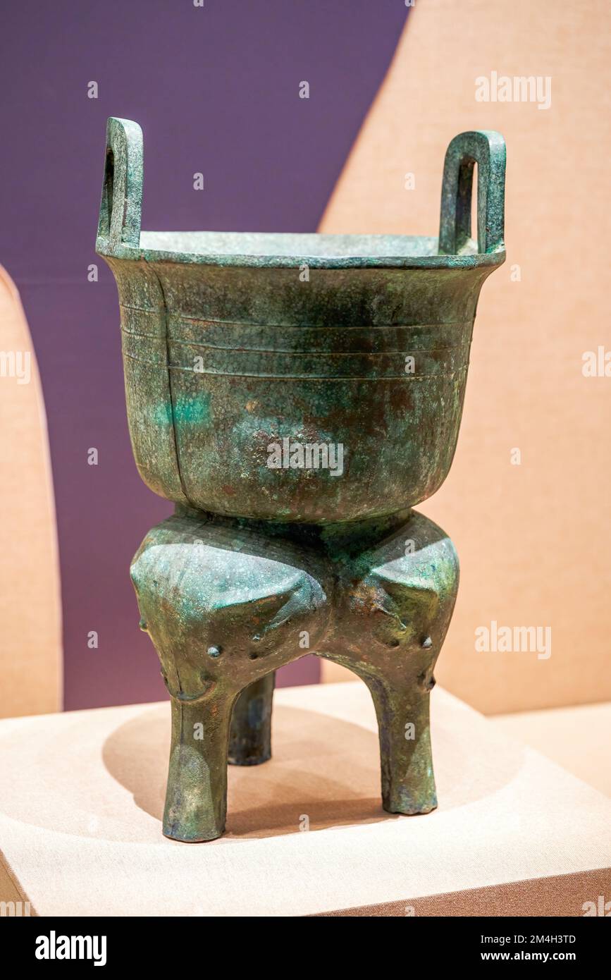 Antique chinese bronze vase hi-res stock photography and images - Alamy