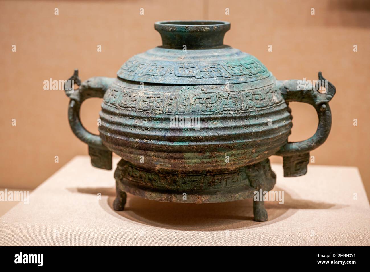 Antique chinese bronze vase hi-res stock photography and images - Alamy