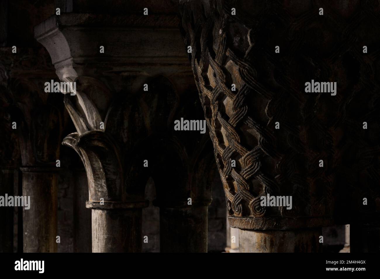 Complexity versus simplicity: contrasting Romanesque designs sculpted ...