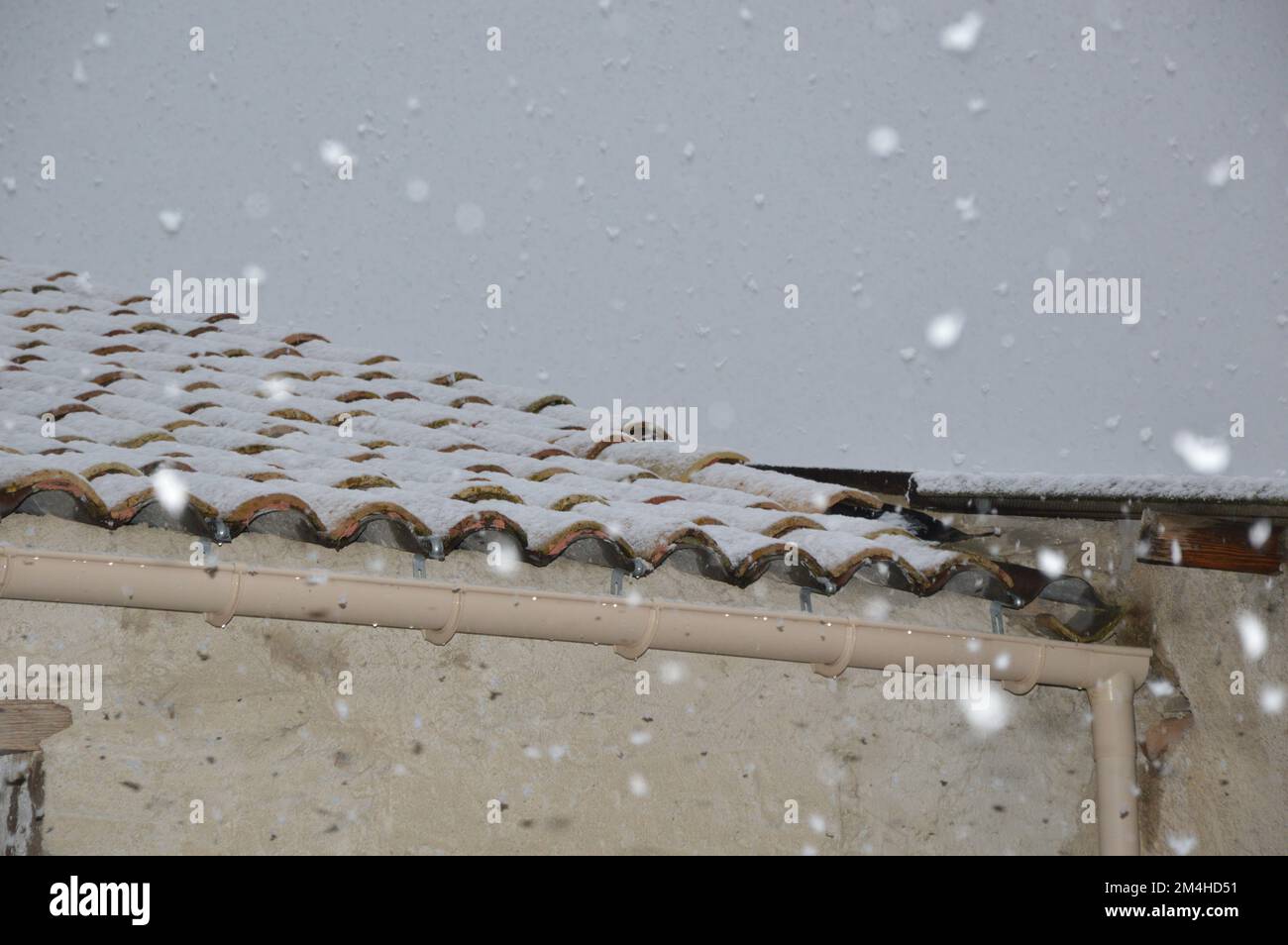 Snow on the roof of the house Stock Photo - Alamy