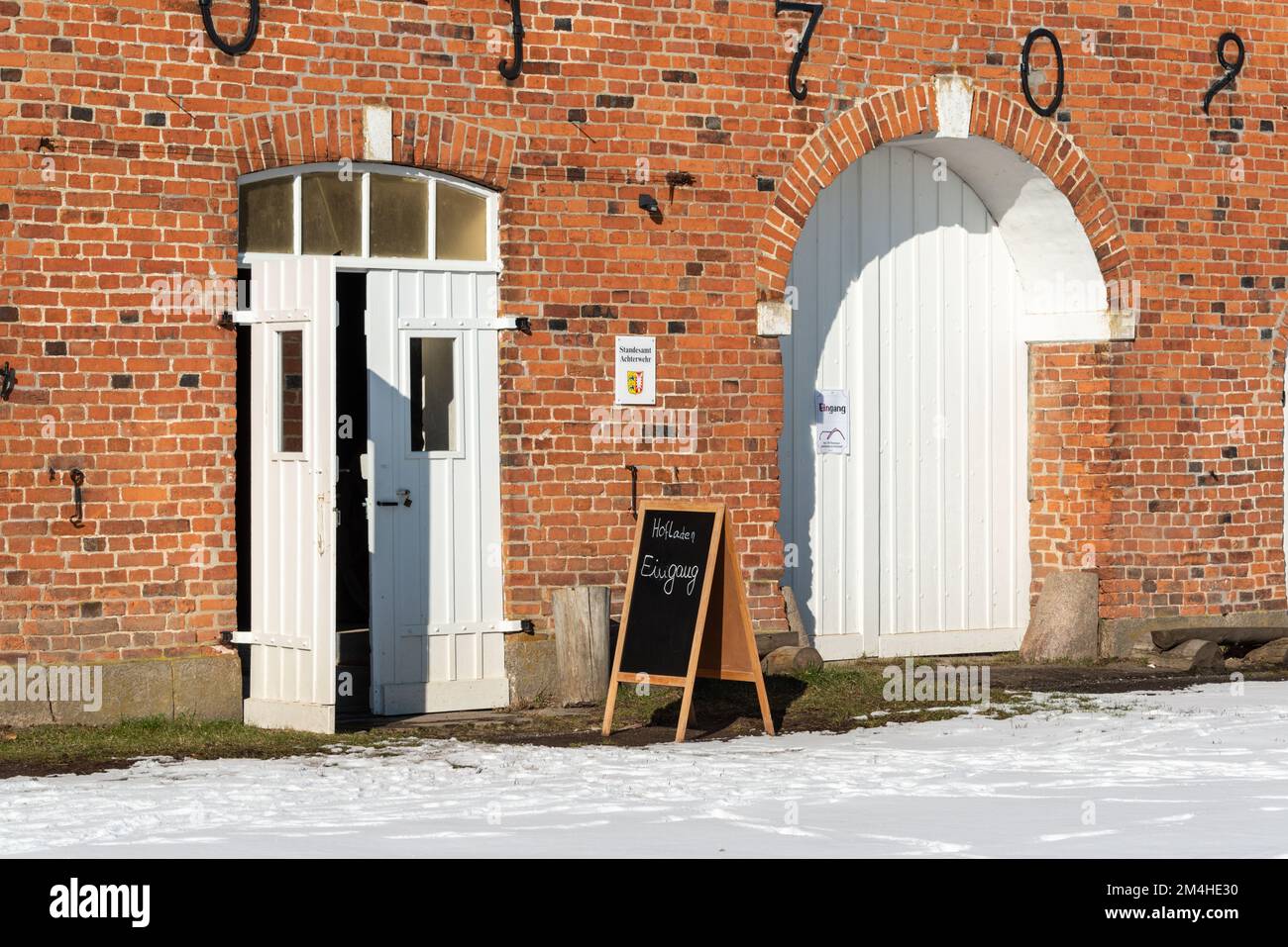 Hofladen auf dem Gut Bossee im Winter Stock Photo - Alamy