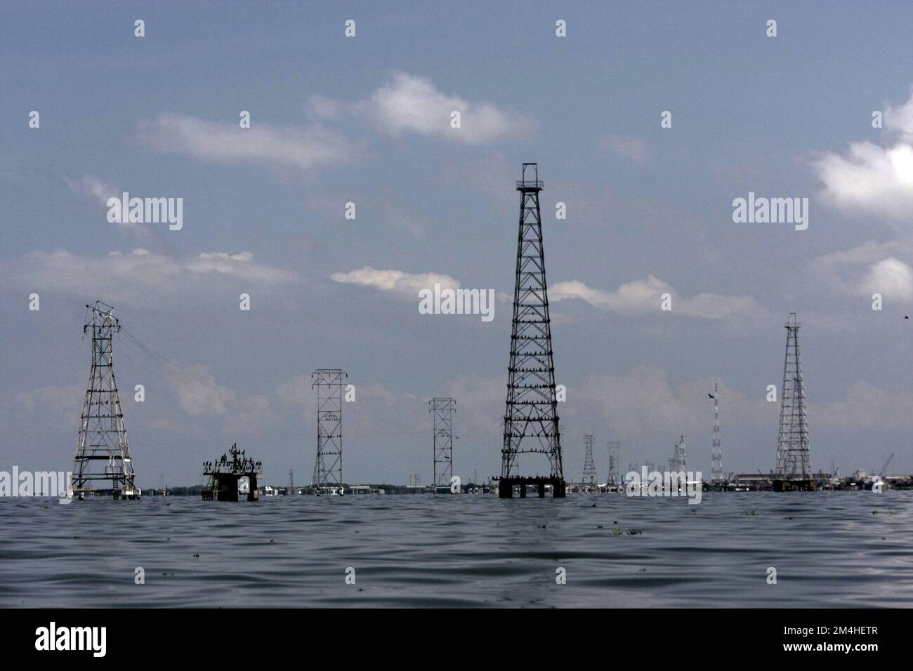 Lake maracaibo venezuela oil rig hi-res stock photography and images ...