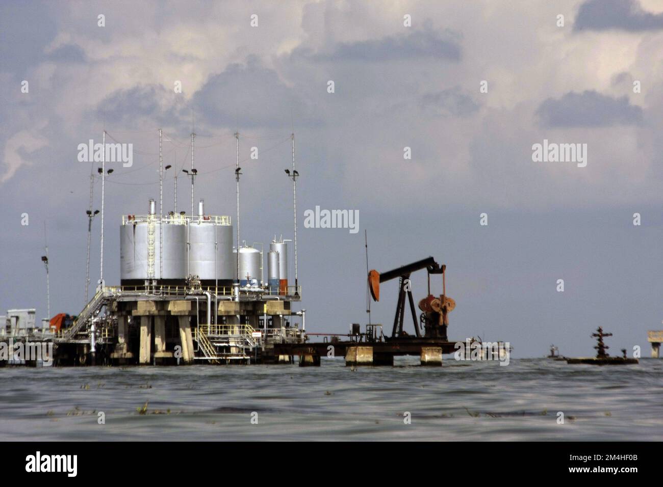 Venezuela oil tower hi-res stock photography and images - Alamy