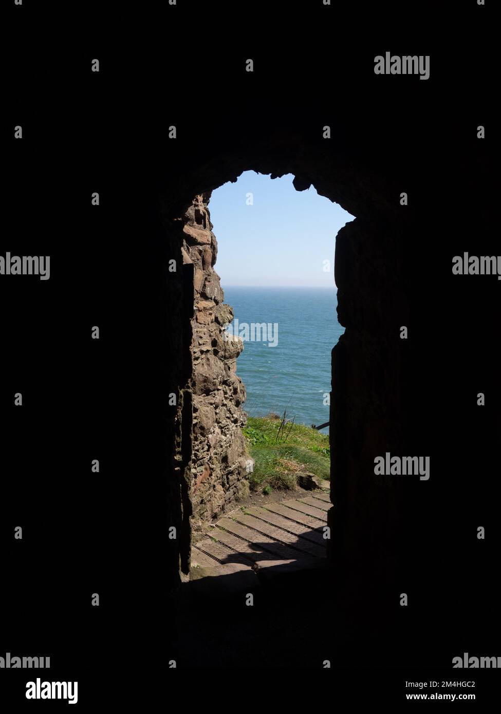 Dunnottar castle, scotland interior hi-res stock photography and images ...