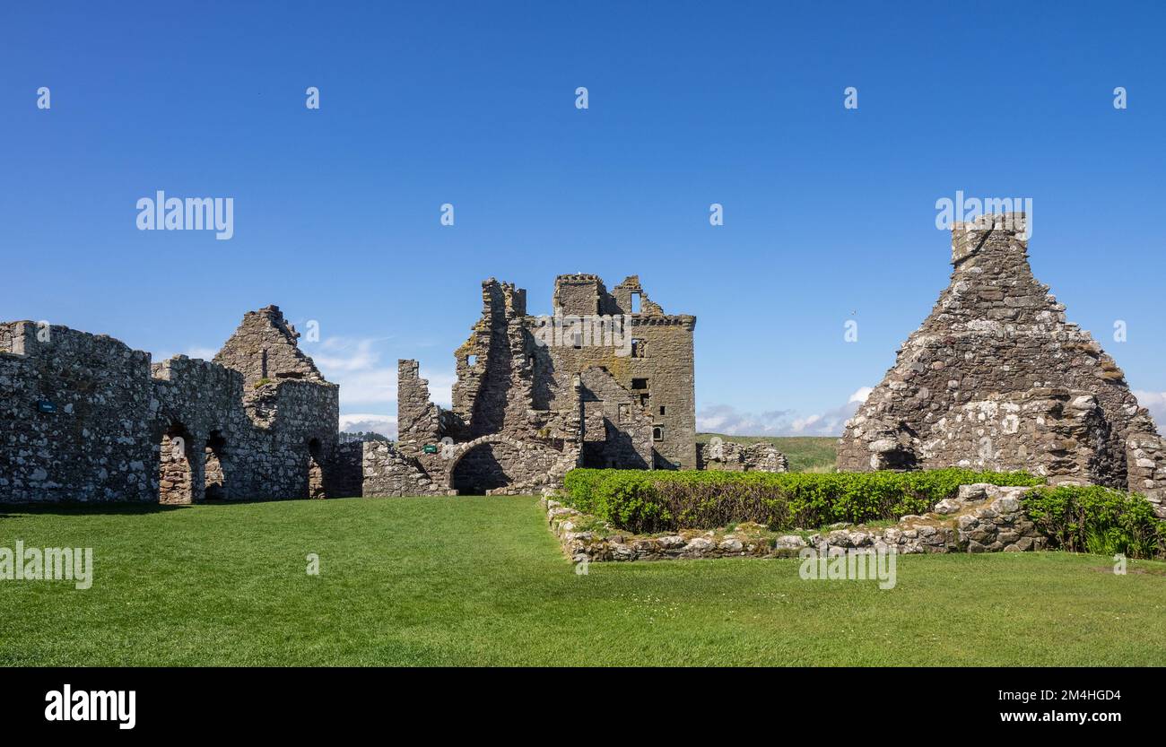 dunnottar castle interior Stock Photo - Alamy
