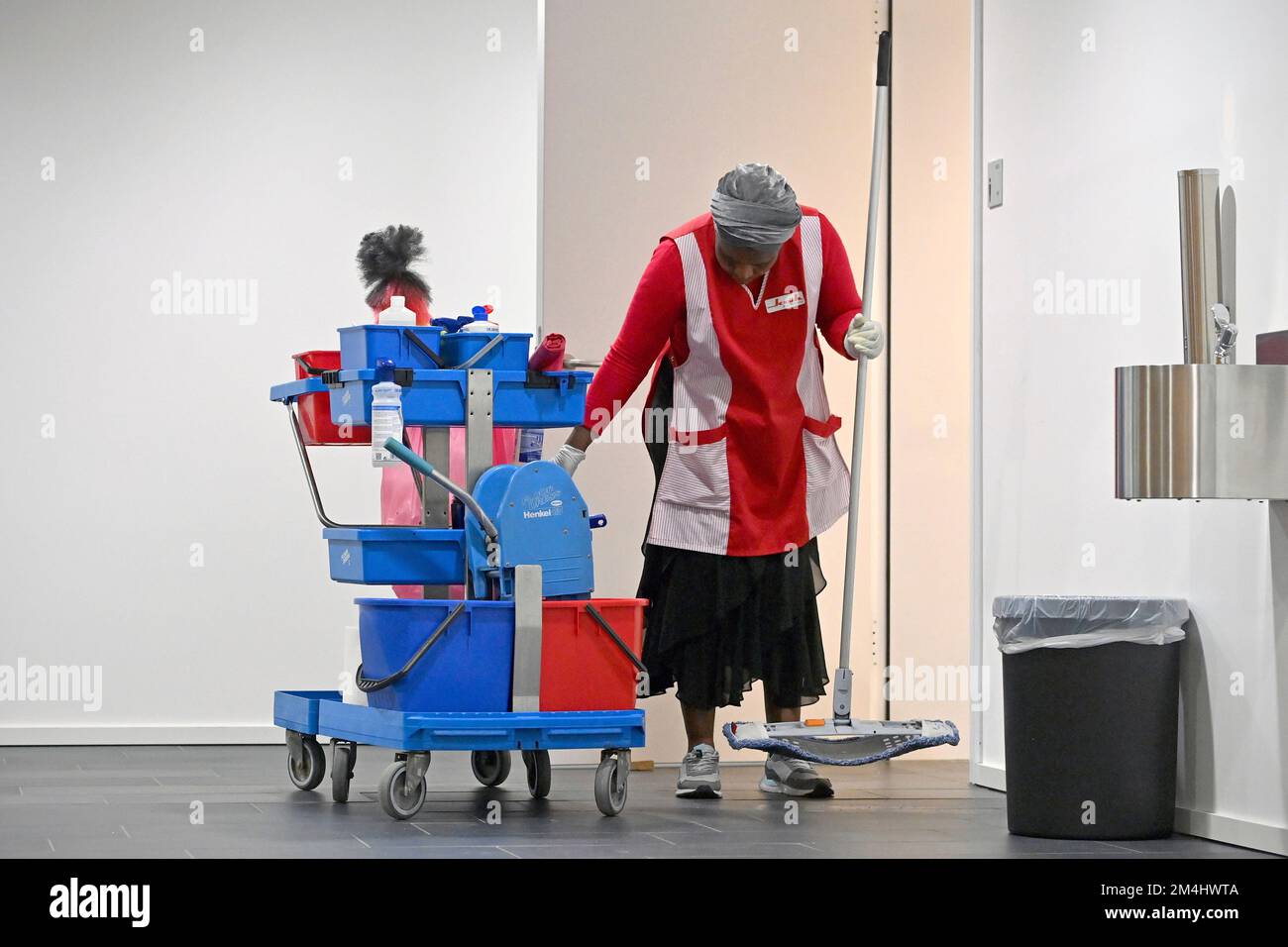 Munich, Deutschland. 21st Dec, 2022. Cleaner at work with cleaning ...
