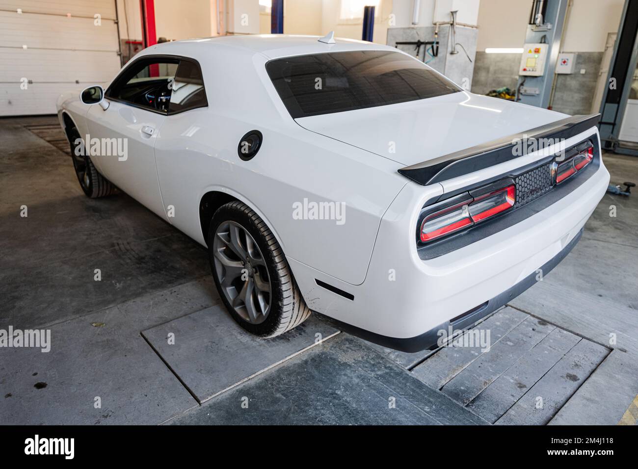 Muscle car at service repair station Stock Photo - Alamy