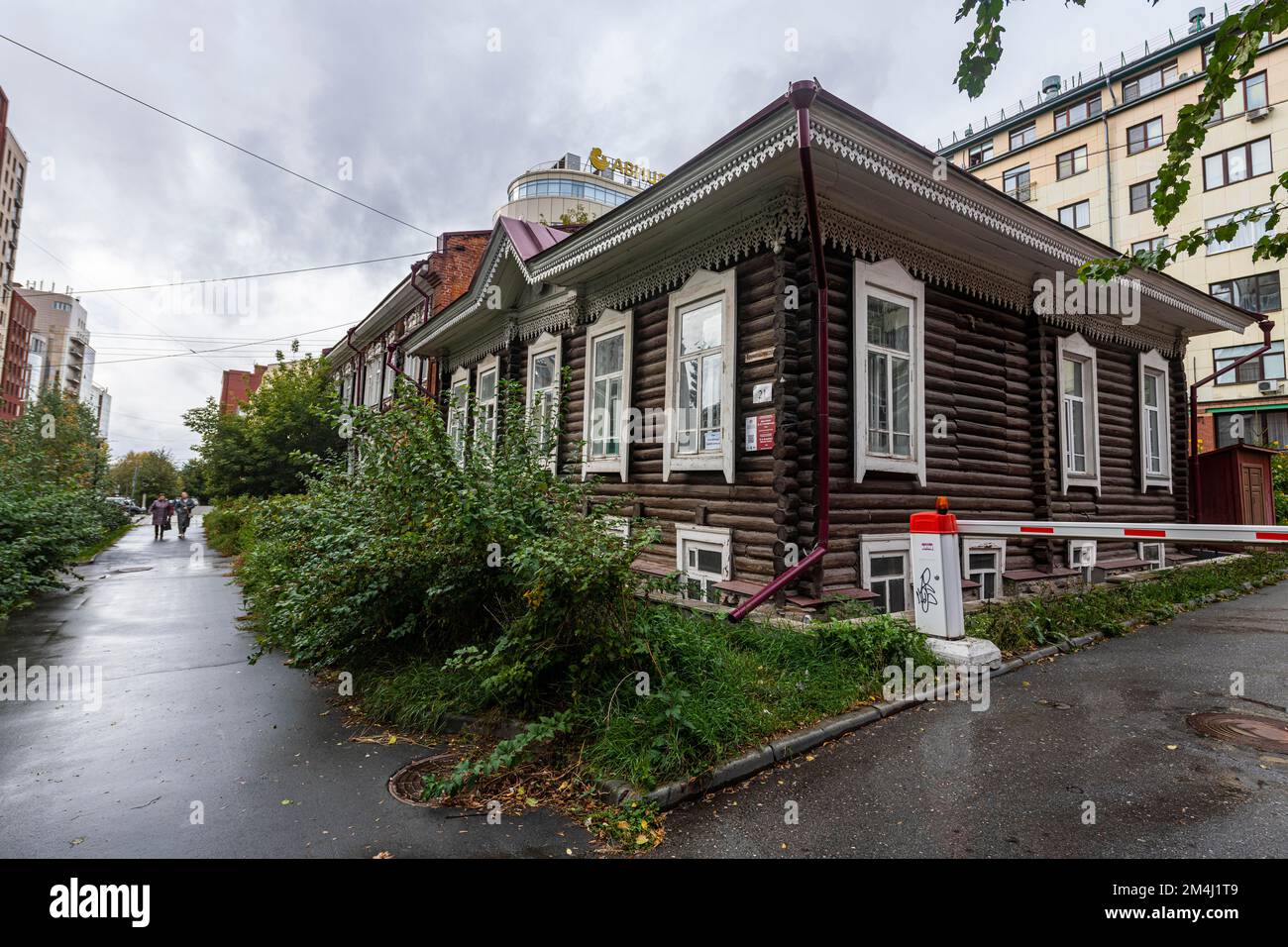 Wooden timber house hi-res stock photography and images - Alamy
