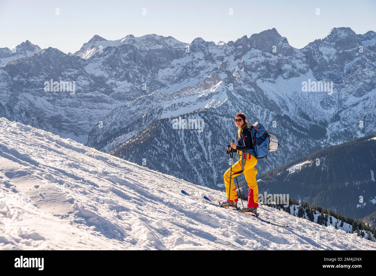 Ski tourer in winter in the snow, Am Schafreuter, Karwendel Mountains ...