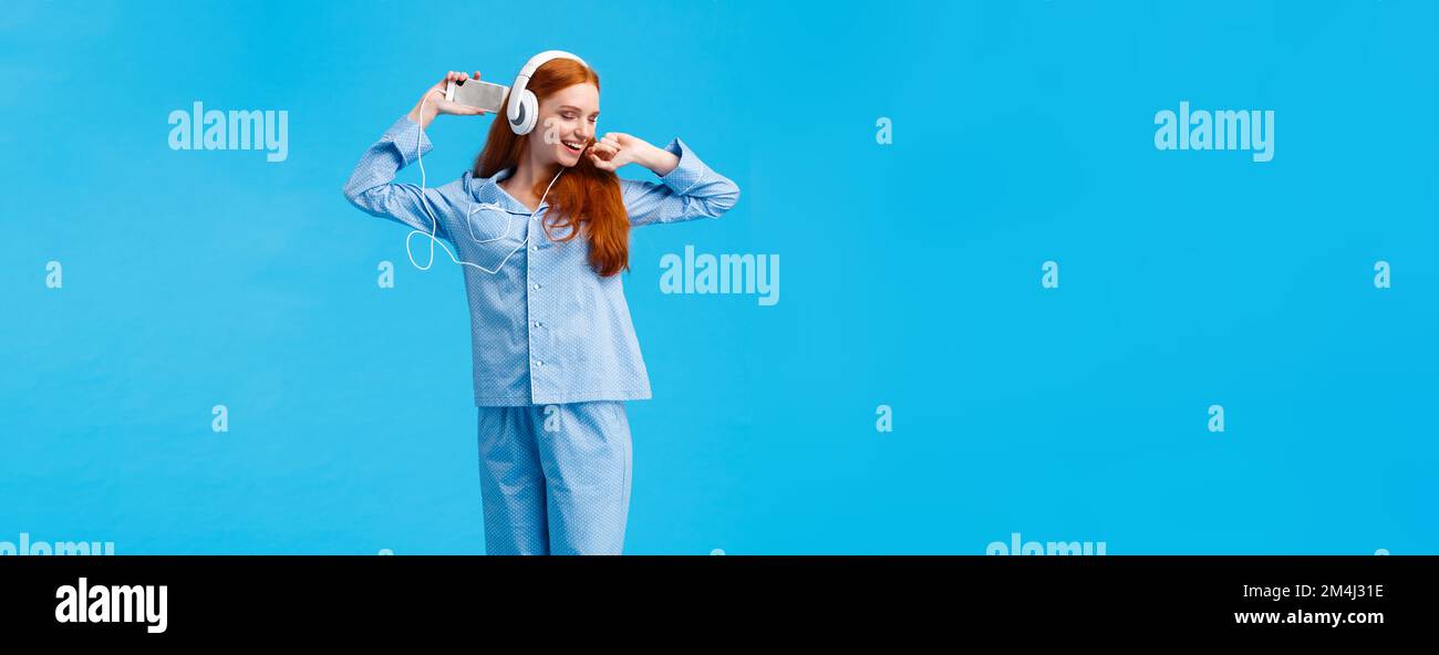 Full-length vertical shot cheerful and upbeat, carefree redhead teenage ...
