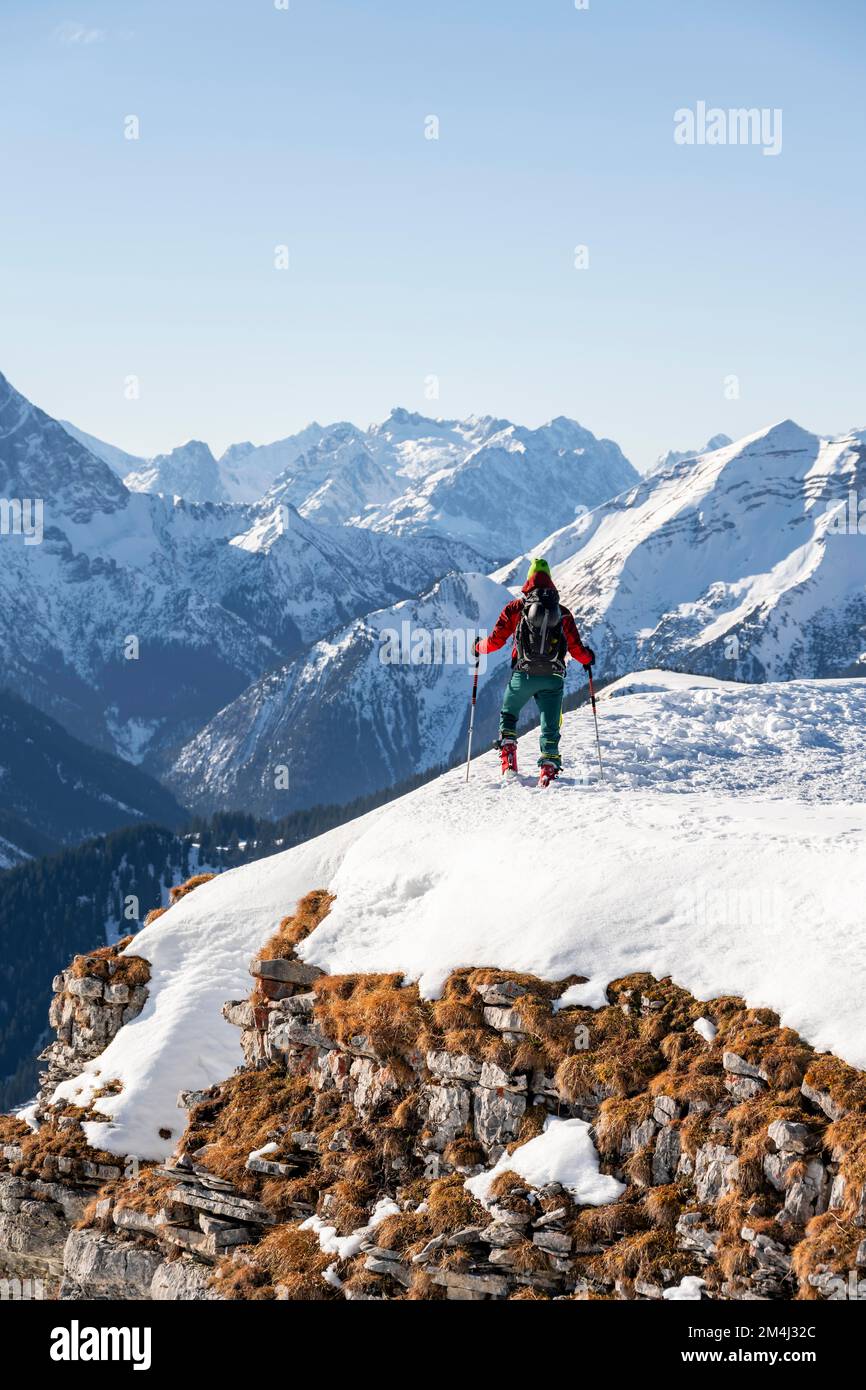 Mountaineers in winter in the snow, Am Schafreuter, Karwendel Mountains ...