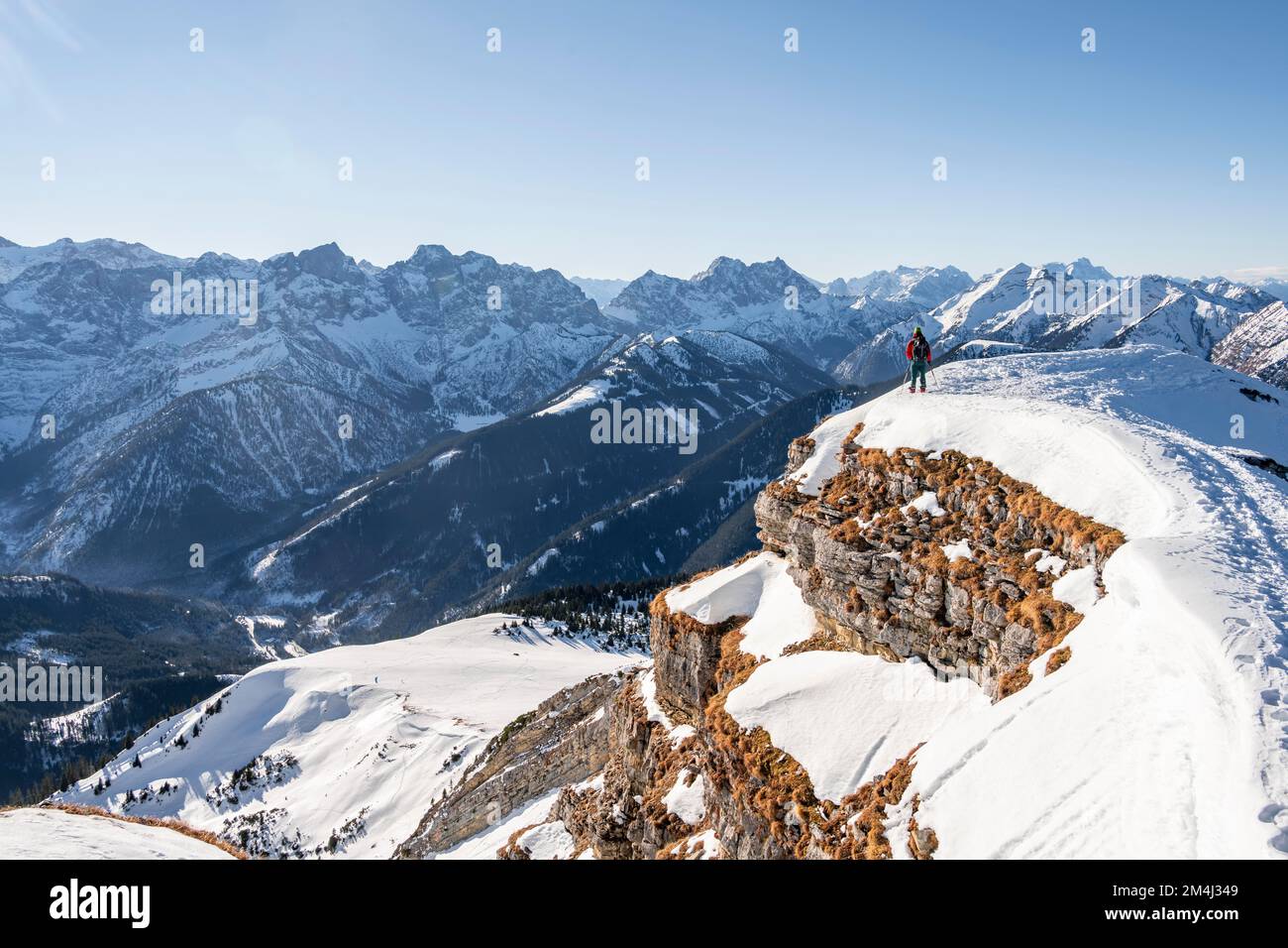 Mountaineers in winter in the snow, Am Schafreuter, Karwendel Mountains ...