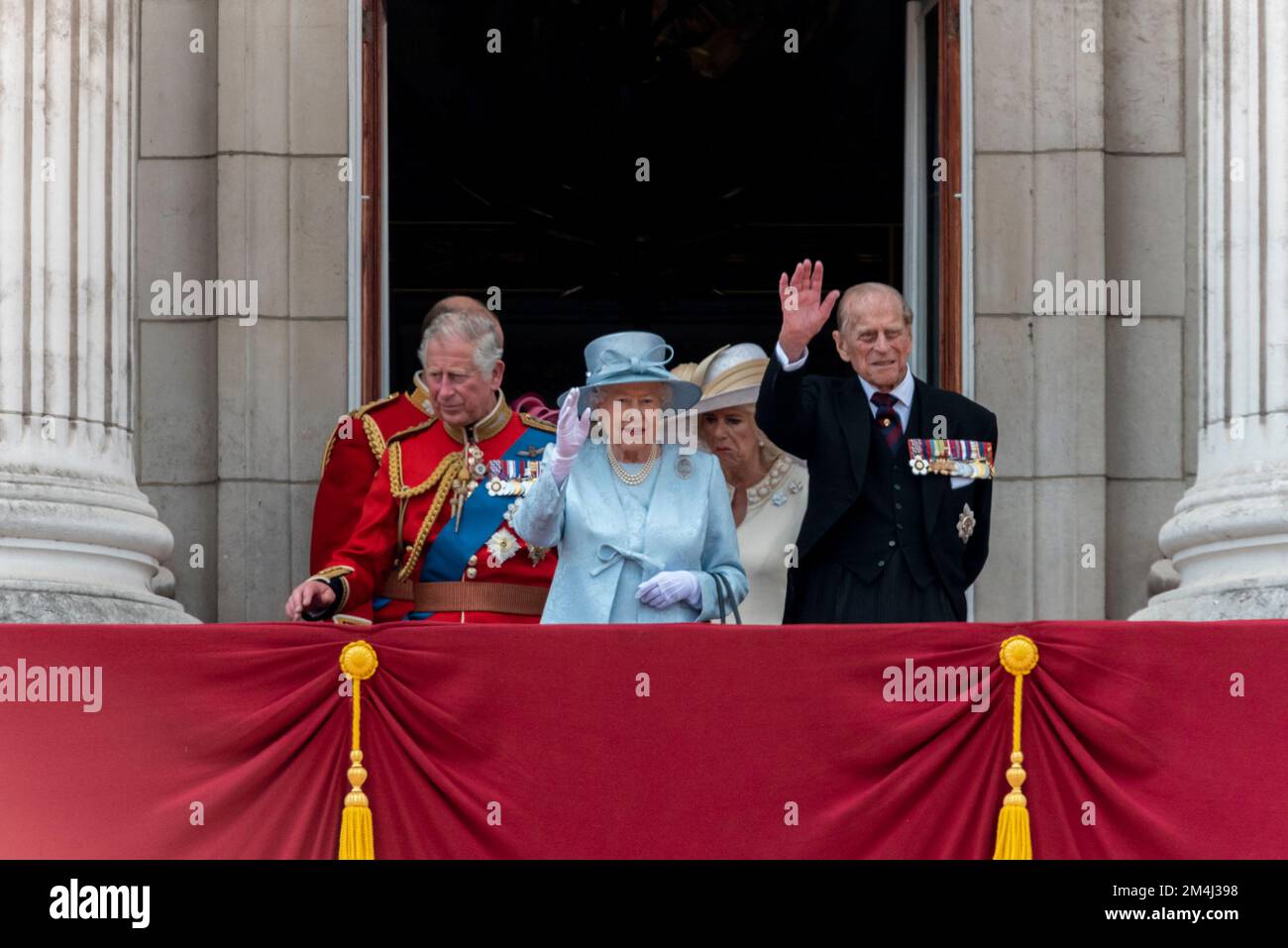 The Queen and Duke of Edinburgh leading Royal Family on to the balcony ...