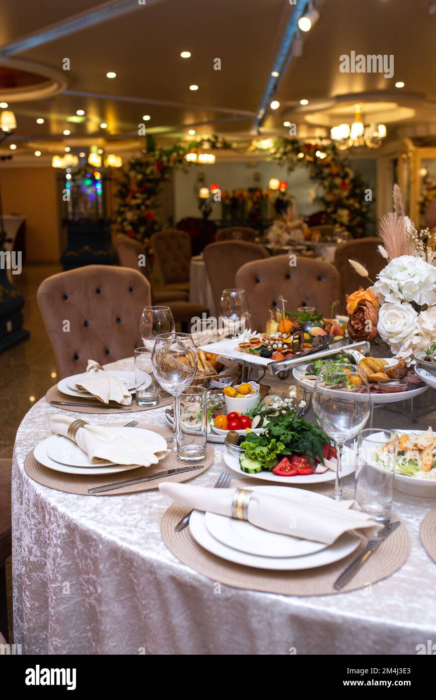White napkins, beautifully folded on plates in a restaurant. Restaurant ...