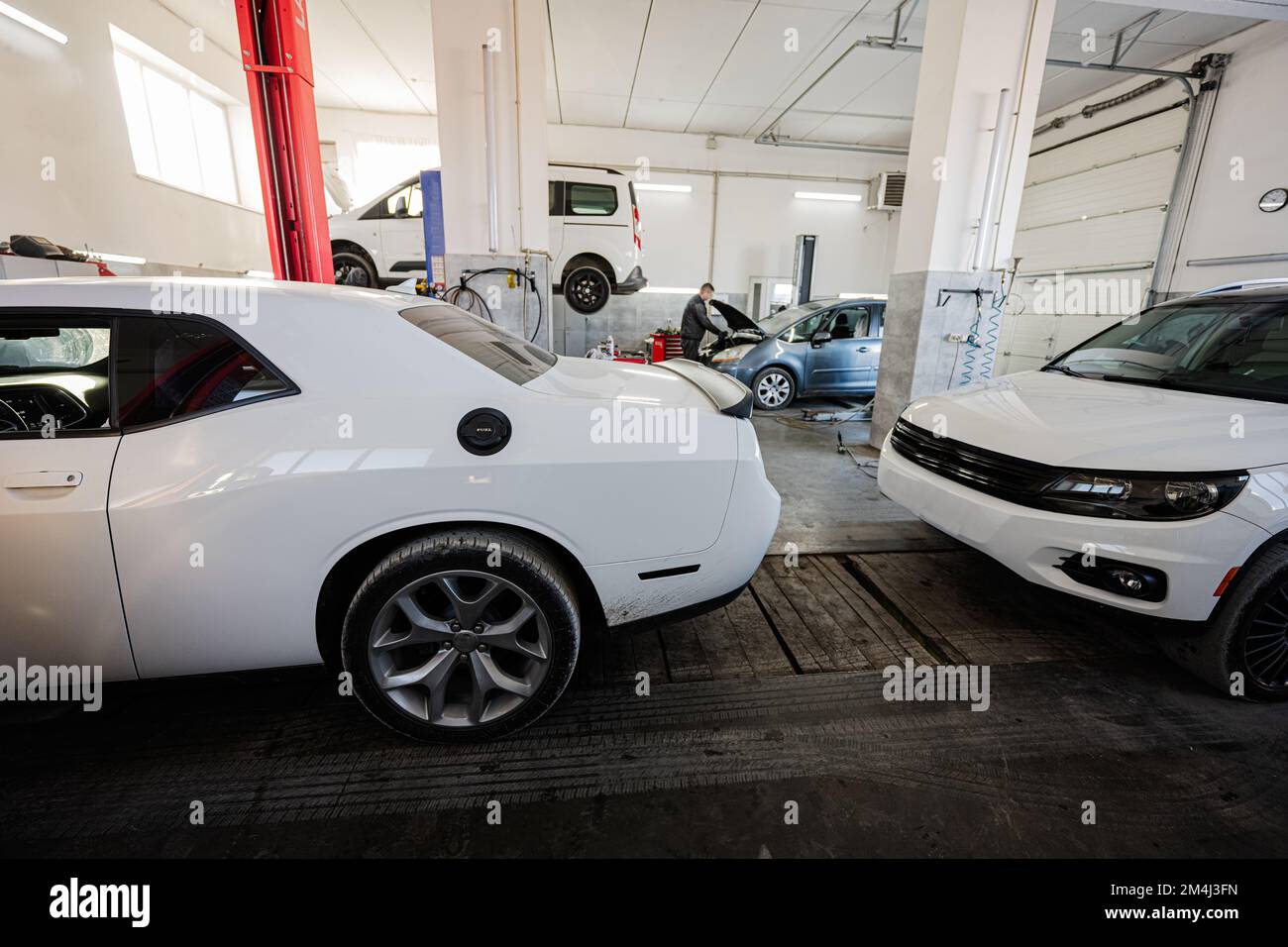 Muscle car at service repair station Stock Photo - Alamy