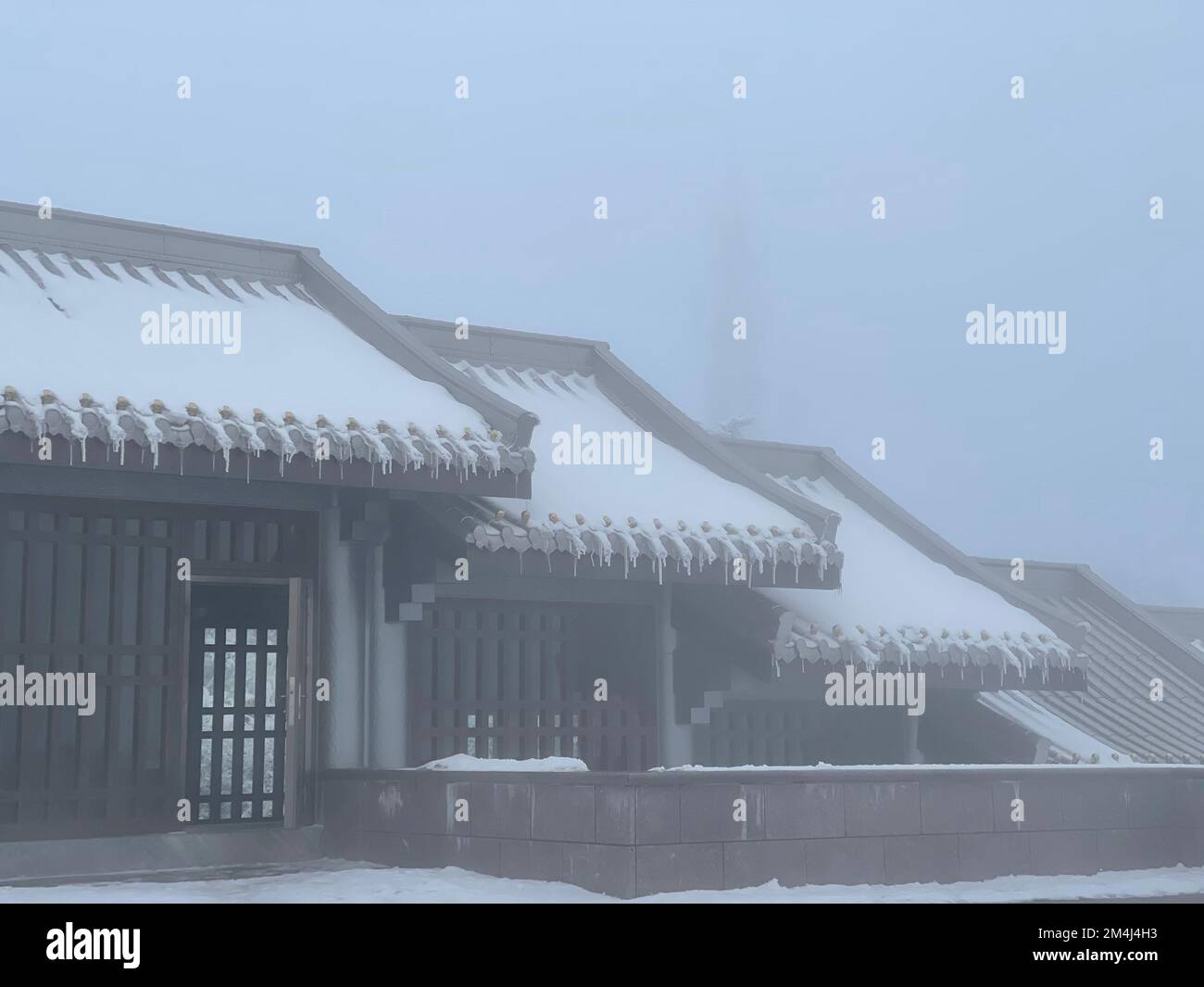 Frost covered roofs on hi-res stock photography and images - Alamy