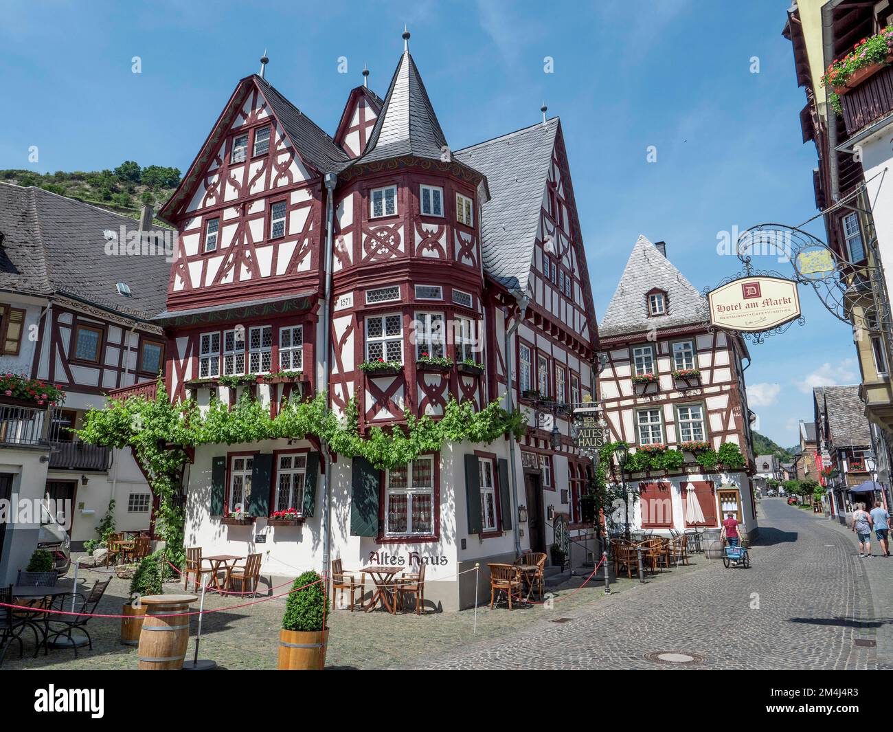 Half-timbered houses in the village of Bacharach am Rhein, Gasthaus ...