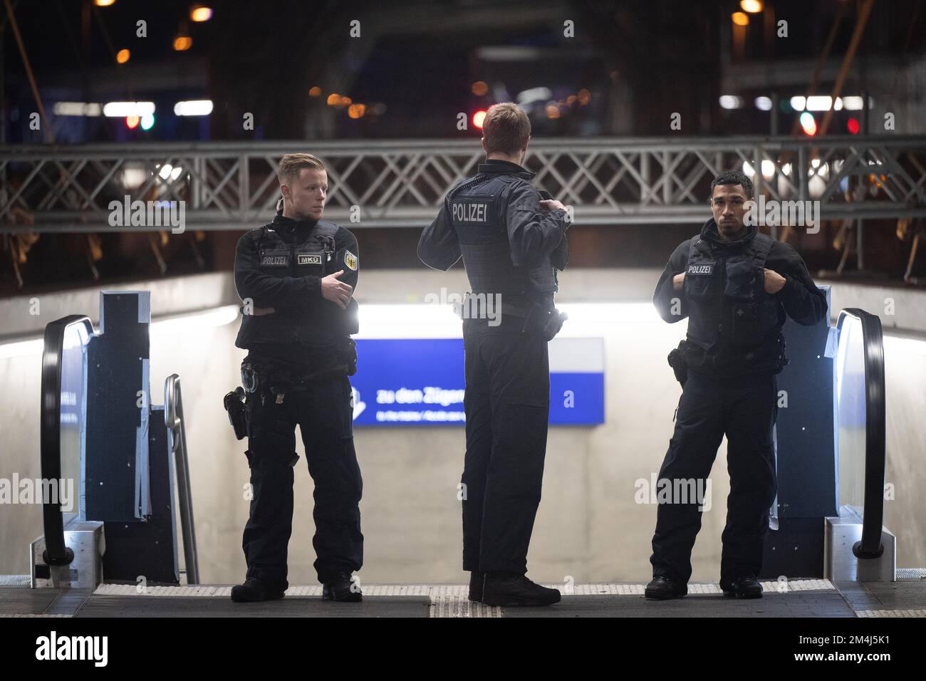 Hessen, Frankfurt/Main: 21 December 2022, Police officers stand in the ...
