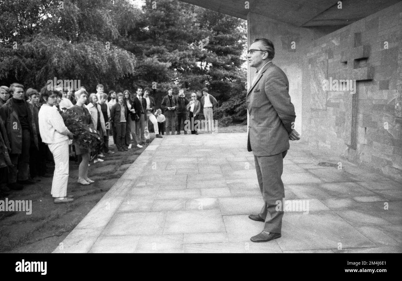 The traditional tribute to the dead Russians, soldiers and victims of ...