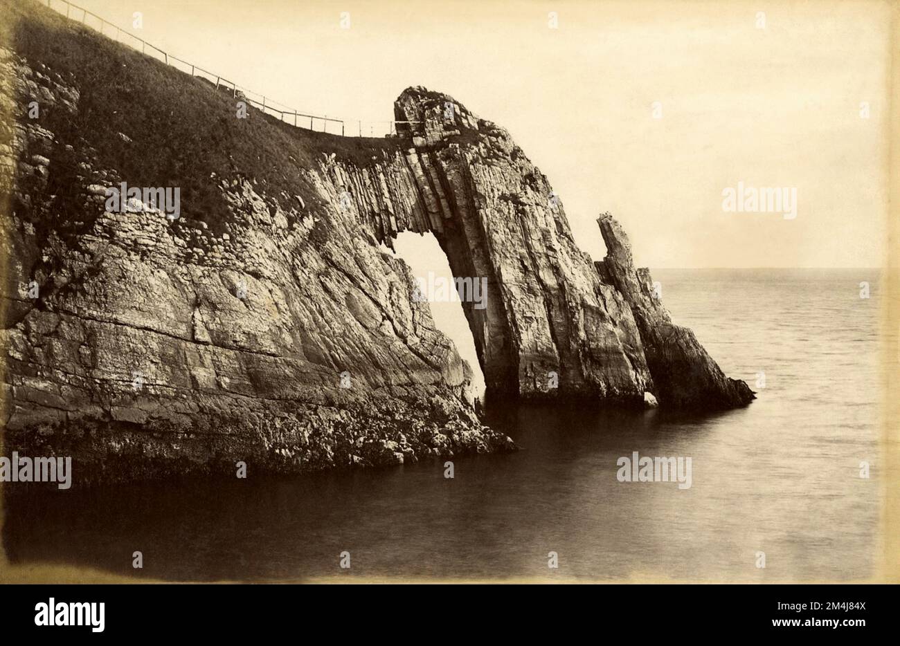 1885 ca , DEVON , ENGLAND , GREAT BRITAIN : The NATURAL ARCH , near ...