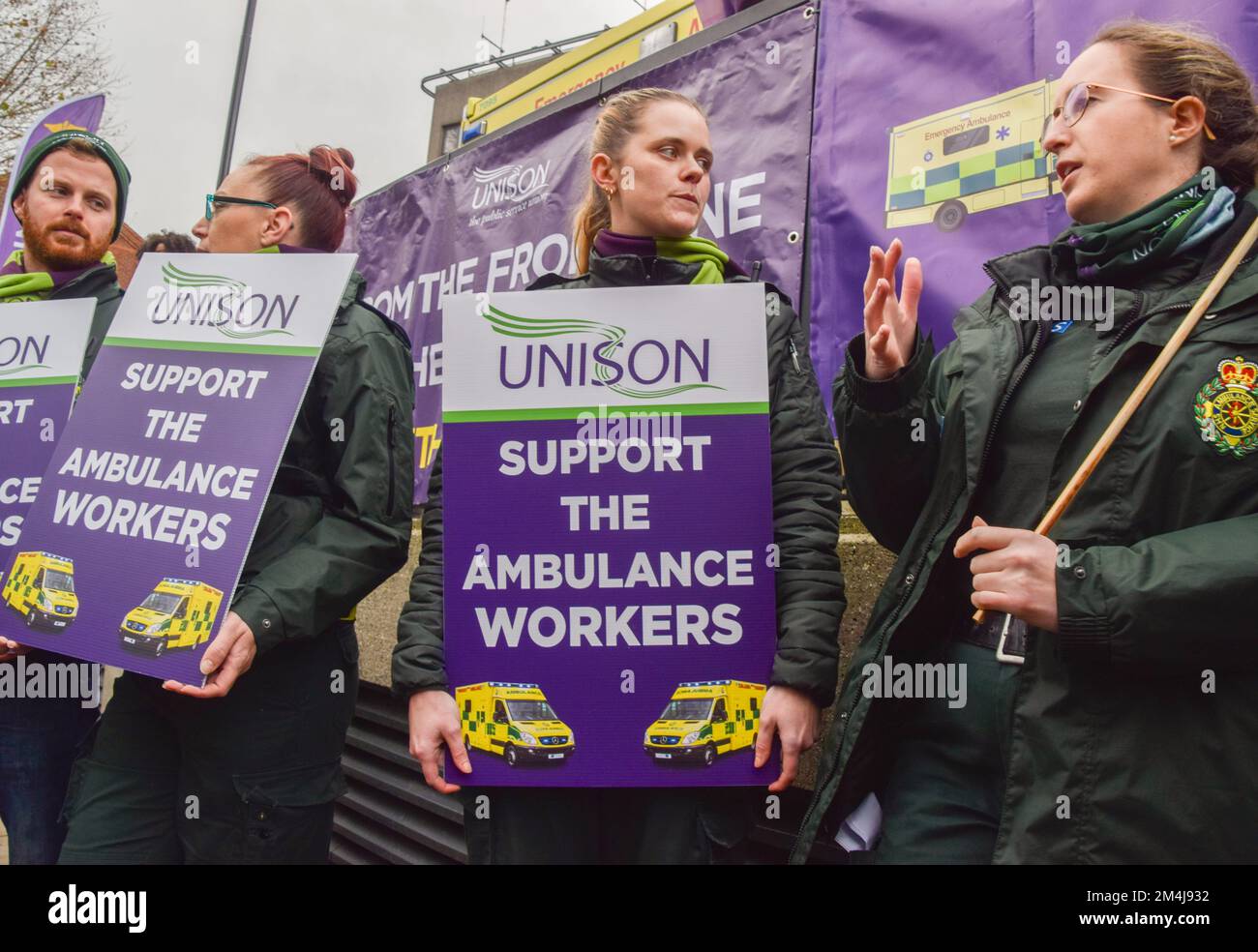 London, UK. 21st Dec, 2022. Ambulance workers hold Unison (public ...
