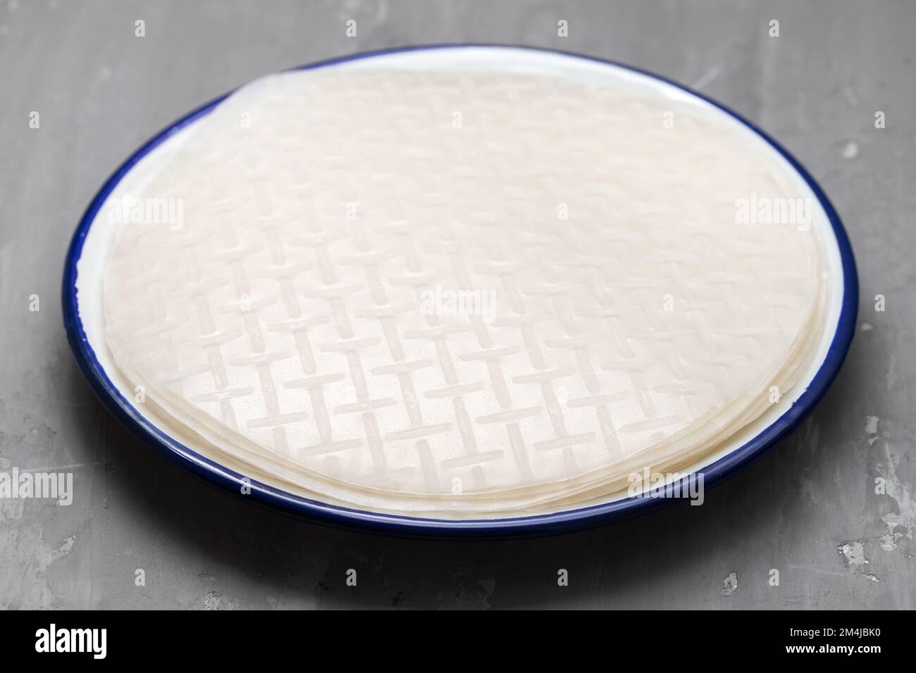 Fresh dry round rice paper for spring rolls Stock Photo - Alamy