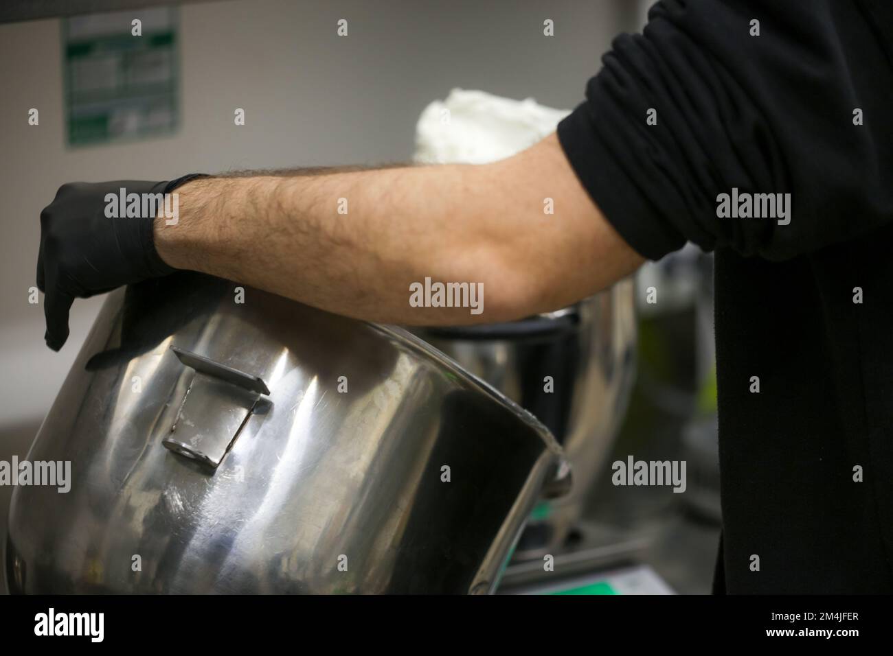 worker washing a big bowl in a professional kitchen Stock Photo - Alamy