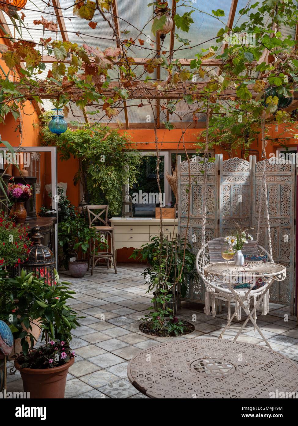 Exterior hanging flowers cafe hi-res stock photography and images - Alamy