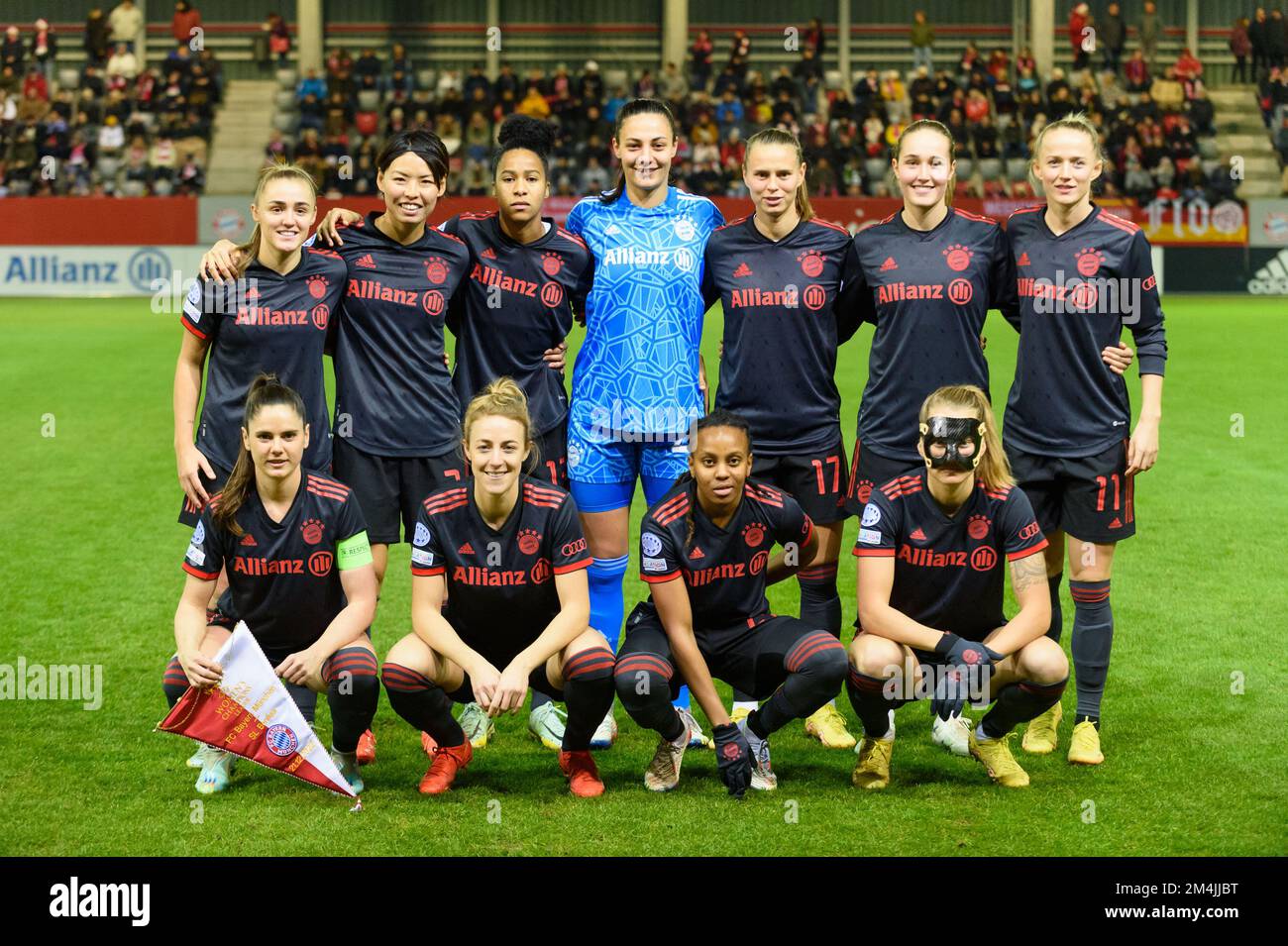 Team photo of FC Bayern Munich with Georgia Stanway (31 FC Bayern ...