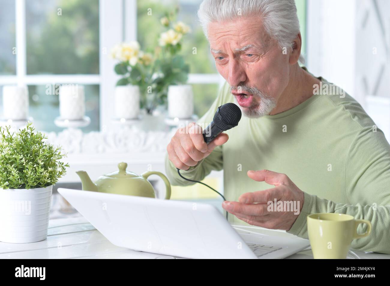 Man singing karaoke hi-res stock photography and images - Alamy