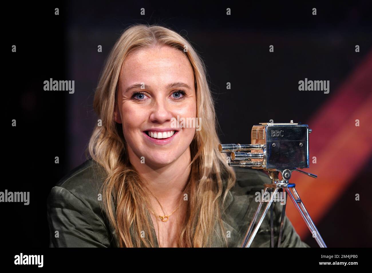 Beth Mead poses with The BBC Sports Personality of the Year Award ...