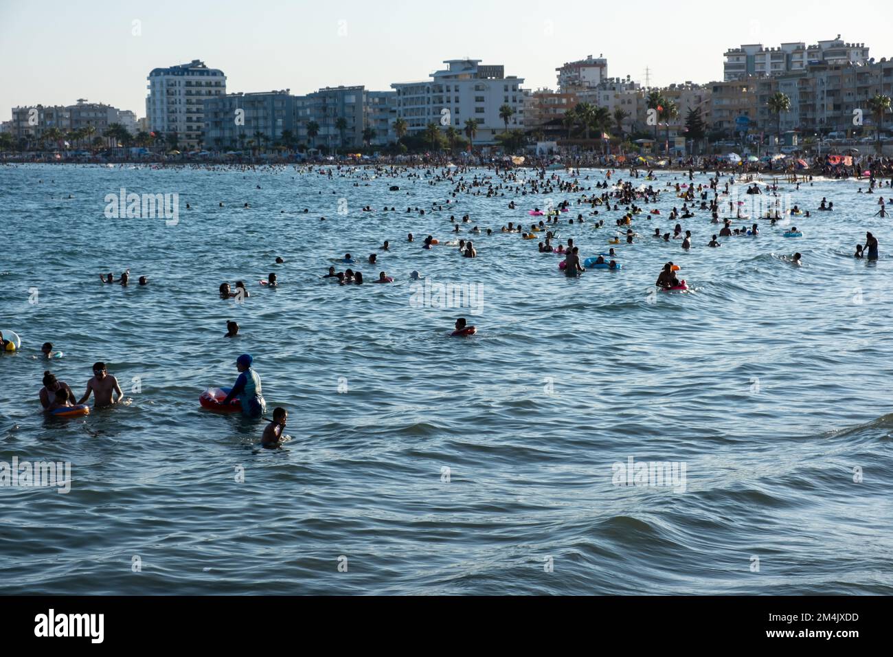 Crowded beach scene hi-res stock photography and images - Alamy