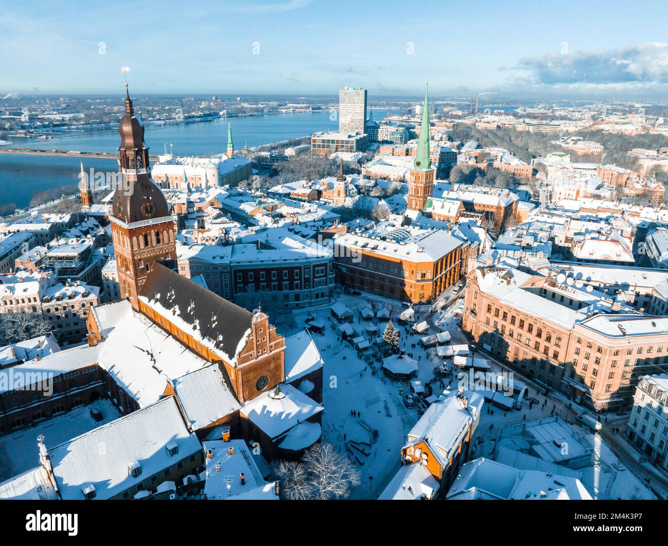 Beautiful Christmas market in the center of the old town in Riga Stock ...