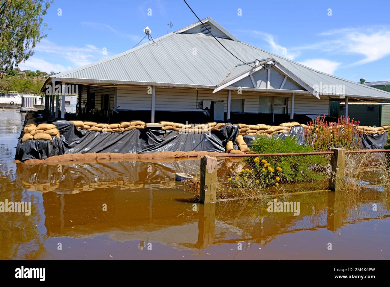 Floods sand bags flooded sandbags house defend flooding river mu hi-res stock photography and ...