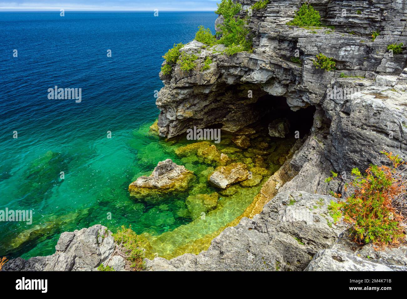 Lake Huron shoreline featuring the Grotto cave, Bruce Peninsula ...