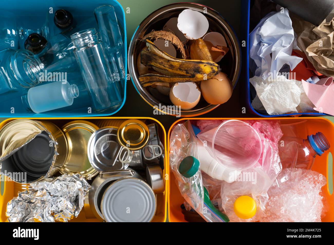 Filling food containers hi-res stock photography and images - Alamy
