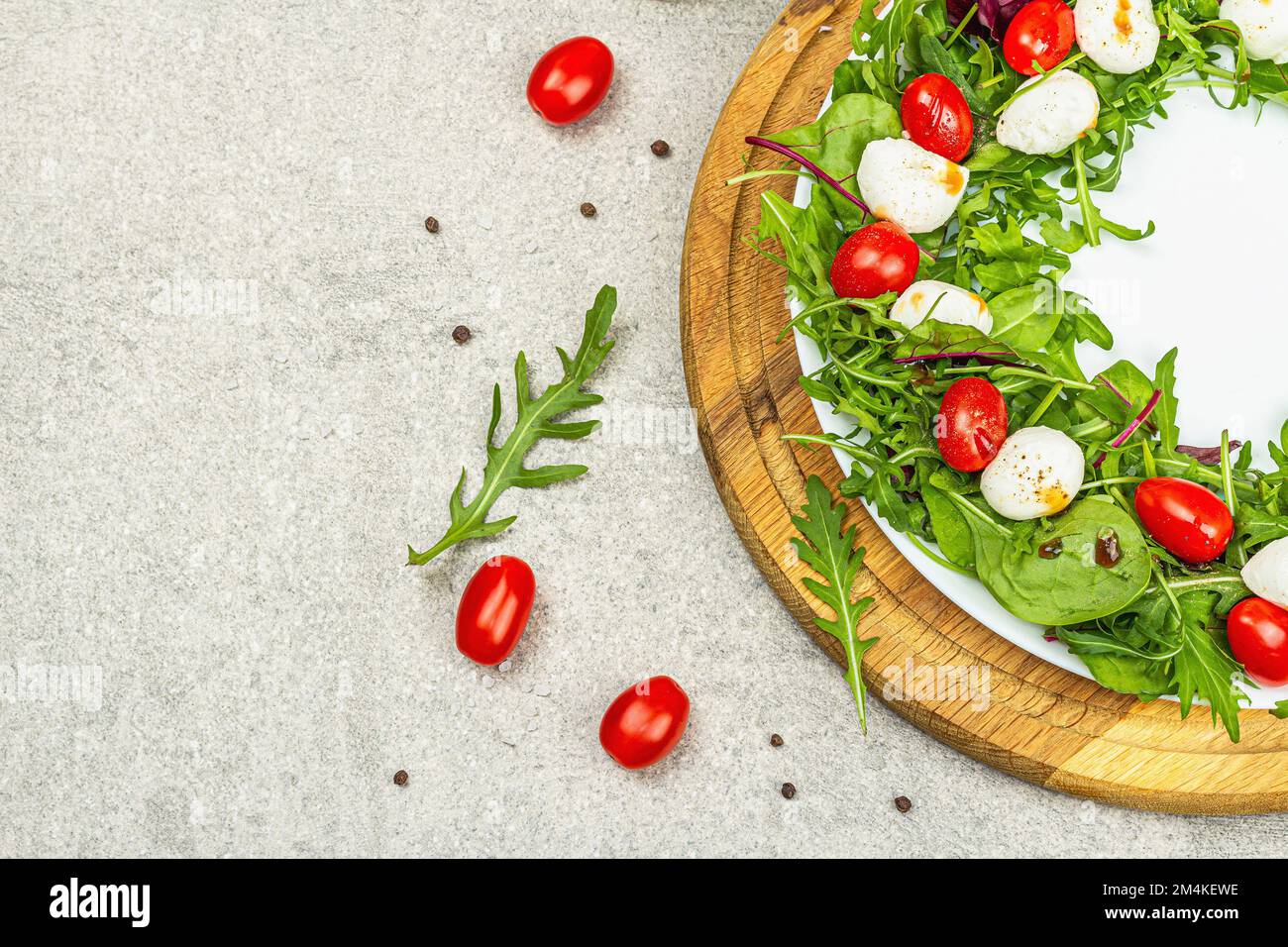 Charcuterie wreath made with mozzarella, cherry tomatoes and arugula ...