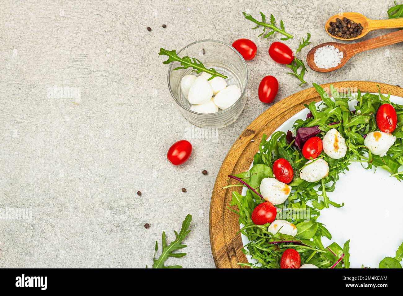 Charcuterie wreath made with mozzarella, cherry tomatoes and arugula ...