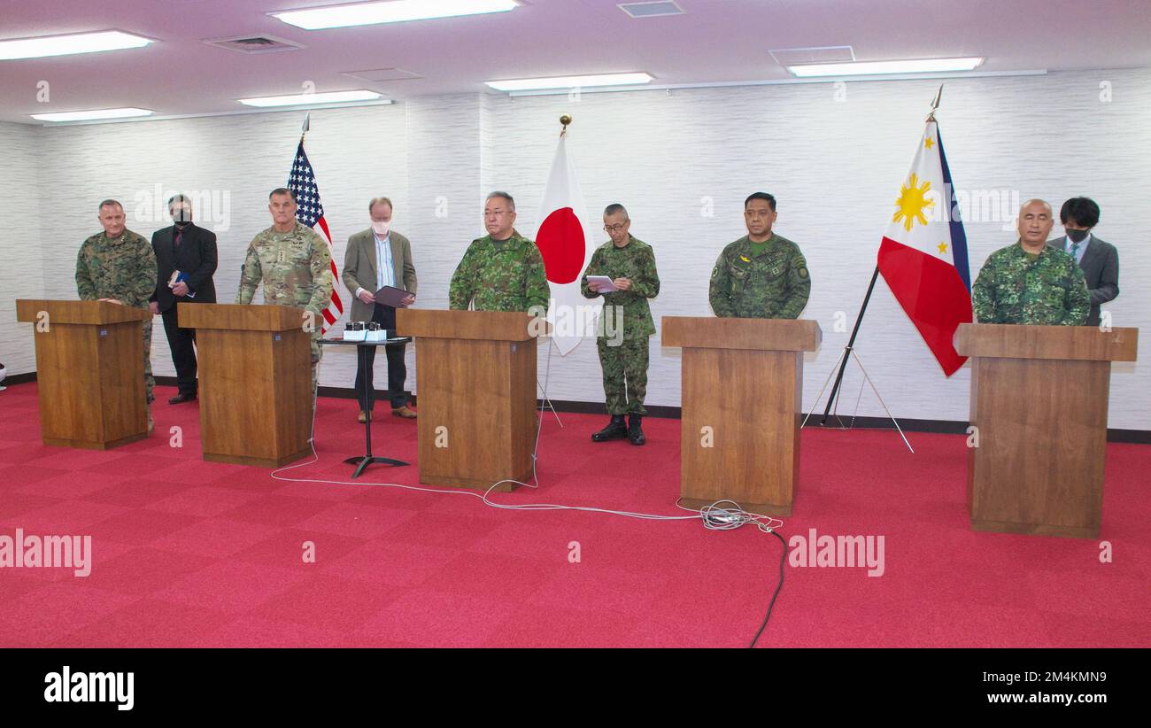 (L-R)U.S. Pacific Marine Corps Commander, Lt Gen. William M. Jurney ...